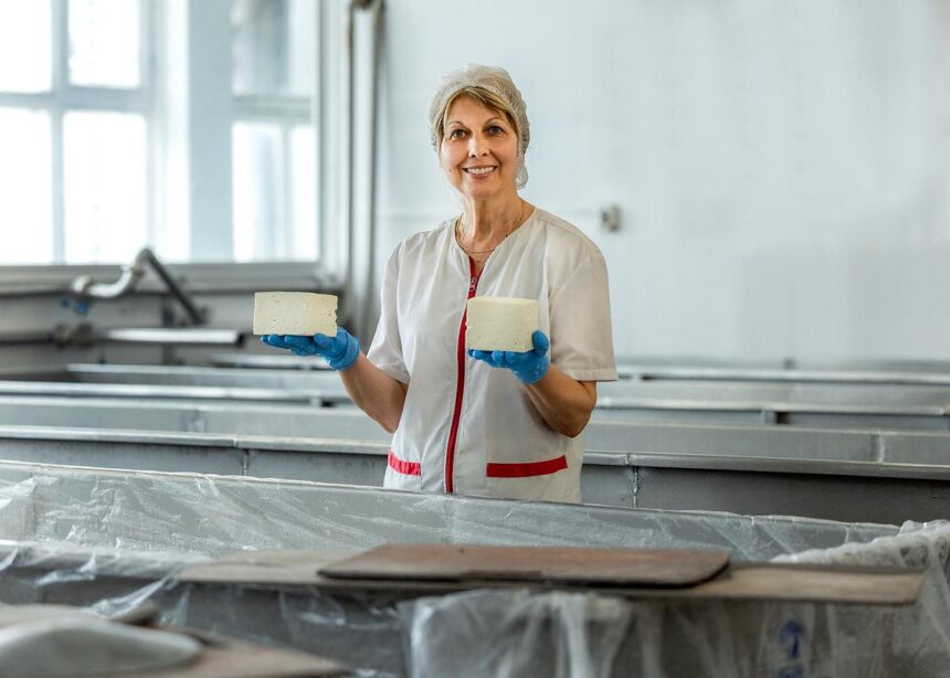 От млякото до трапезата: Пътят на българското бяло саламурено сирене ...