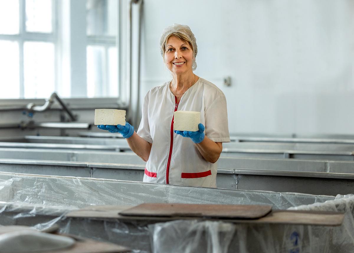 От млякото до трапезата: Пътят на българското бяло саламурено сирене ...